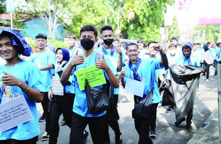 Peserta Bombastis Universitas Primagraha Bebersih Kota Melalui Prokotsih