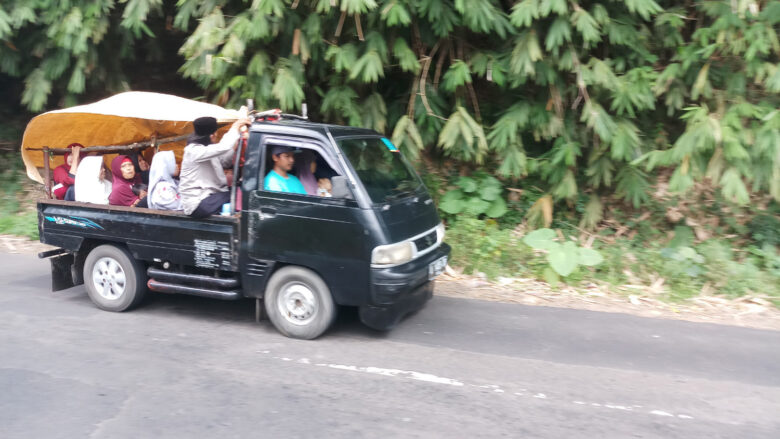 Mobil Losbak Muatan Orang Sangat Berbahaya
