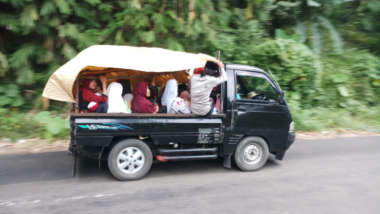 Mobil Losbak Muatan Orang Sangat Berbahaya