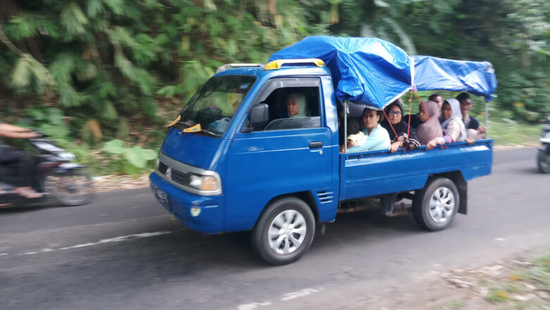 Mobil Losbak Penumpang Orang Menjadi Tradisi Untuk Berpergian di Kota ...
