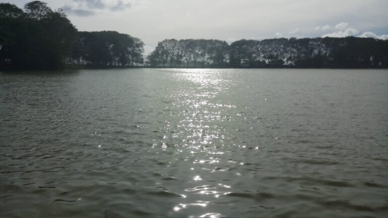 Wisata Danau Tasikardi Saat Akhir Pekan Di Bulan Ramadan Sepi ...