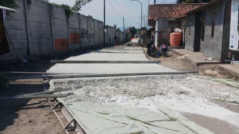 Jalan Kedalingan Kramatwatu Kabupaten Serang Dicor - Bantenraya.co.id