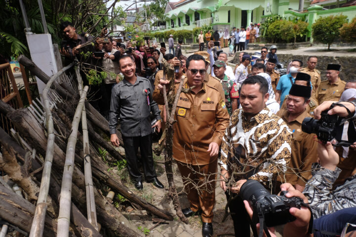 Budi Rustandi Bongkar Segel SDN Kuranji - Bantenraya.co.id