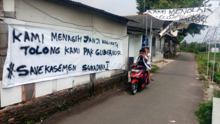 Warga Sukadana Kasemen Kota Serang Pasang Spanduk Penolakan Relokasi - Bantenraya.co.id