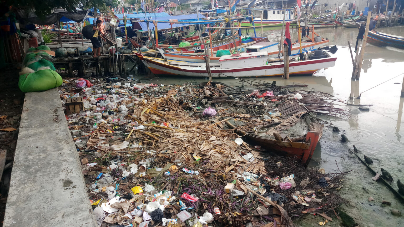 Sampah Menumpuk Di Kali Pelabuhan Karangantu Kota Serang - Bantenraya.co.id