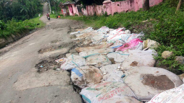 Jalan Rusak Ditambal Karung Berisi Puing Dan Semen Di Pasir Gadung ...