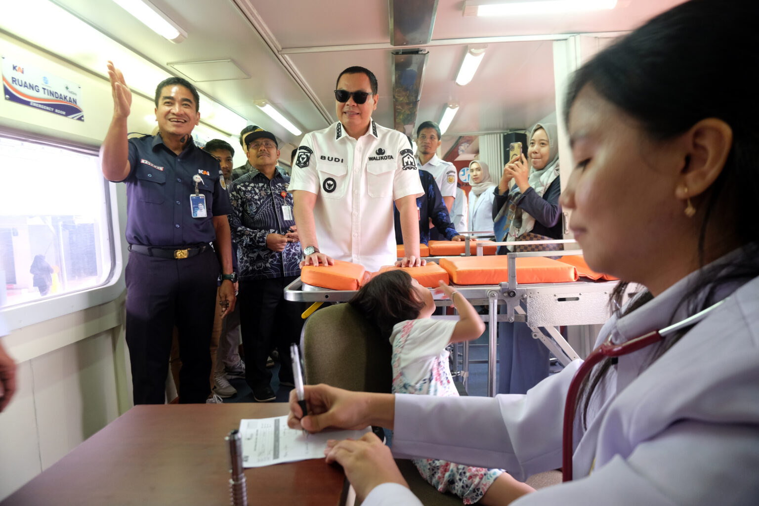 Kereta Api Rail Clinic Layani 250 Pasien Di Stasiun Serang - Bantenraya ...