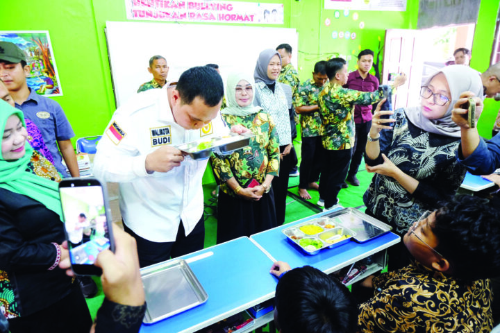 Budi Rustandi Cium Menu MBG Sebelum Dimakan Siswa - Bantenraya.co.id